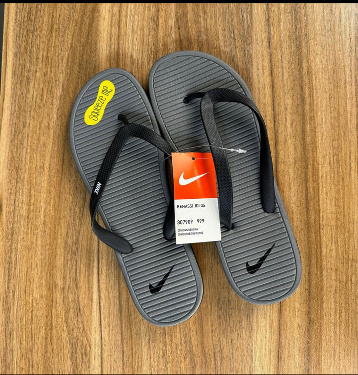 Nike beach sliders in black/grey – Zedekenterprise